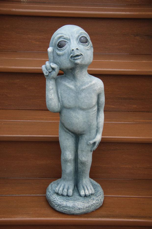 Pointing Alien – Massarelli Lawn Ornaments