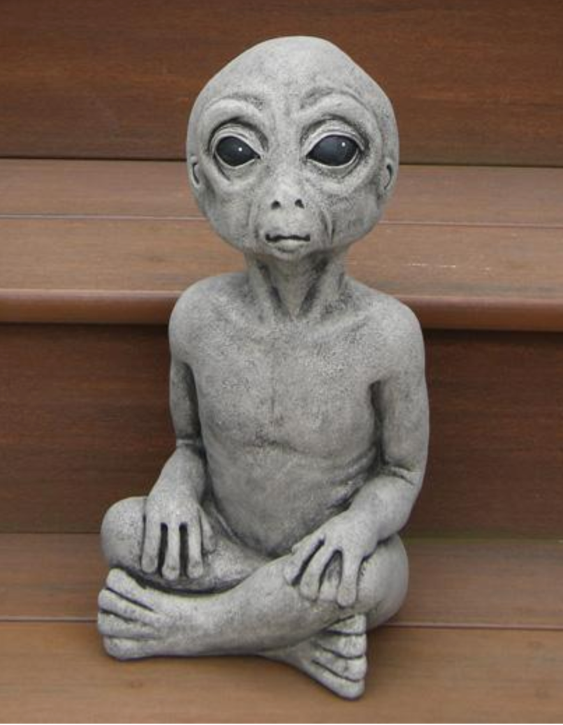 Sitting Alien – Massarelli Lawn Ornaments